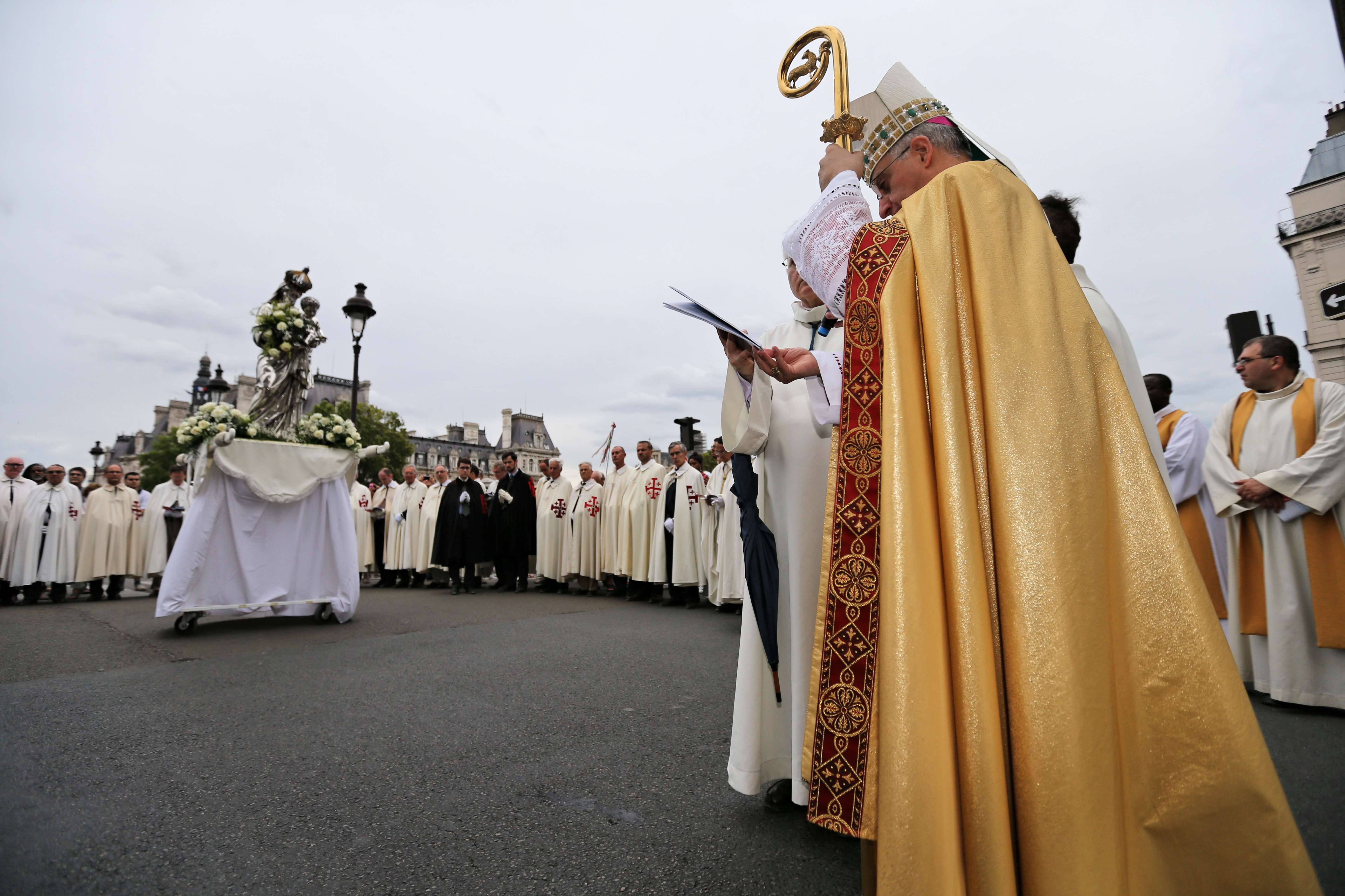 Procession à pied de l’Assomption à Paris